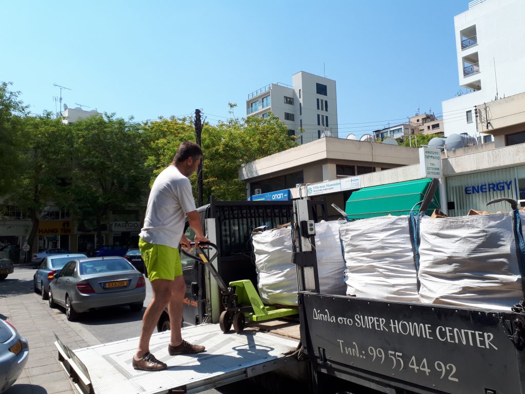 Τιμοκατάλογος και Επικοινωνία – Καυσοξυλα Ελιας, Ο Σπιθας